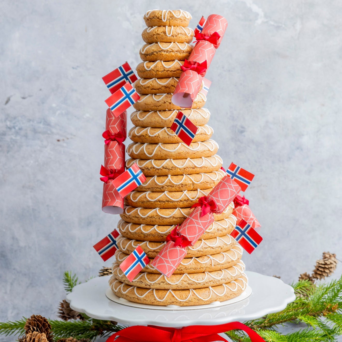Kransekake 18 ringer - tårn (Rød) – Grini Hjemmebakeri